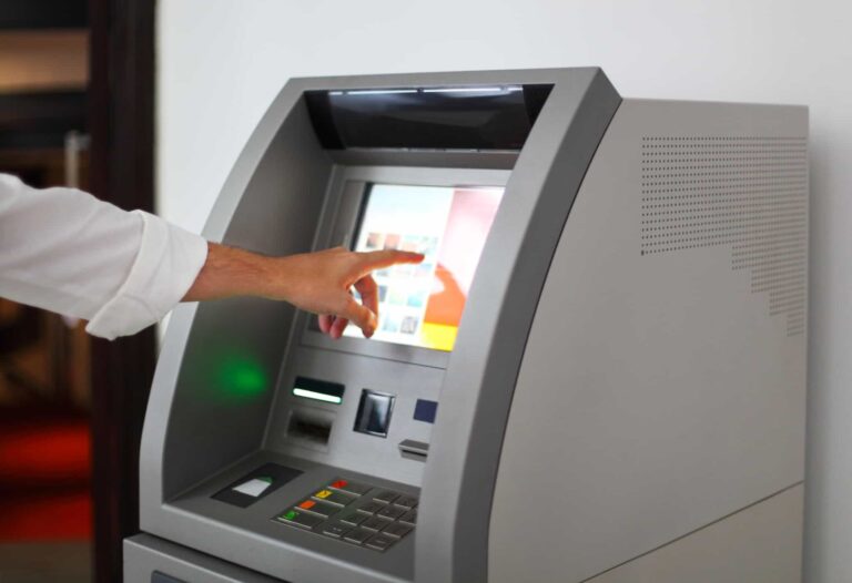 Multibanco e ATM. Que diferenças separam as caixas automáticas ...